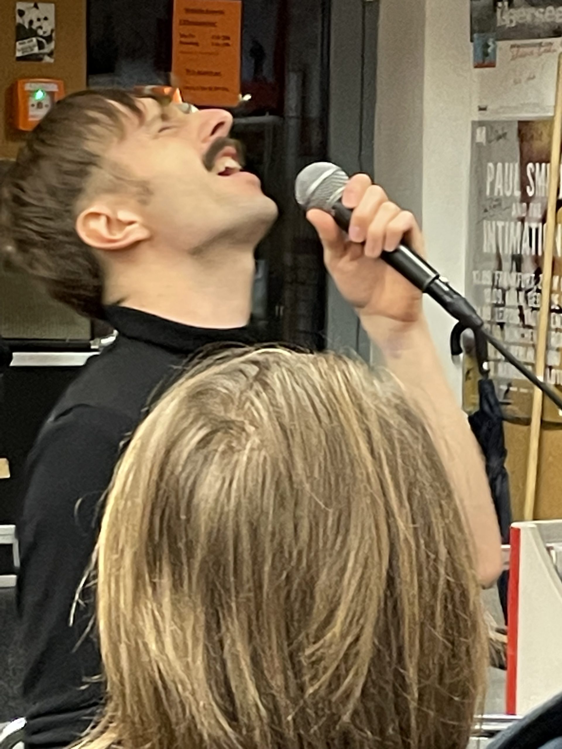 Der MAC geht in den Plattenladen und hört ein Konzert | Michael Hopp Texte